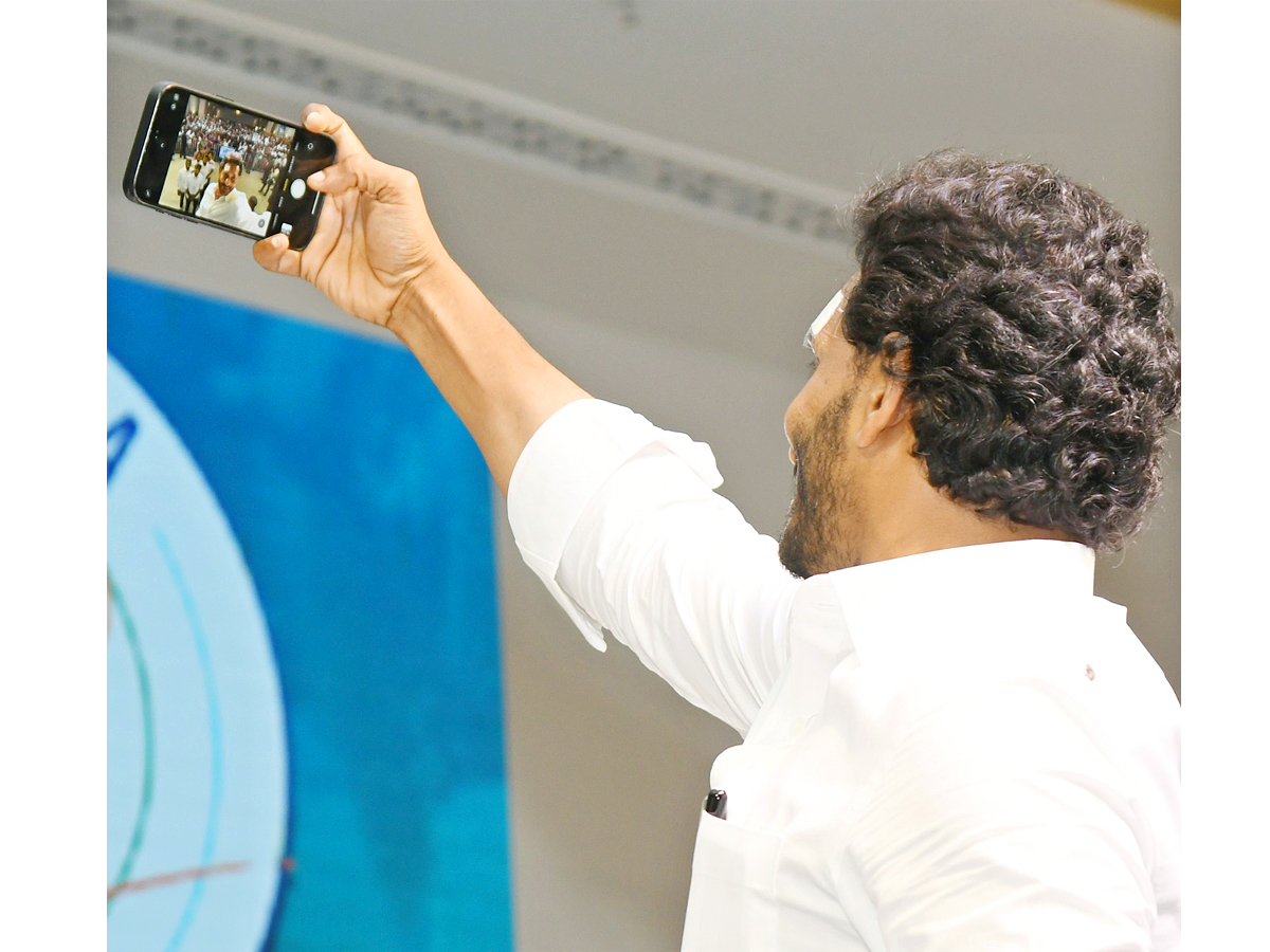 వైఎస్సార్‌సీపీ సోషల్‌ మీడియా కార్యకర్తలతో సీఎం జగన్‌ ముఖాముఖి (ఫొటోలు) | YSRCP Social Media Wing ...